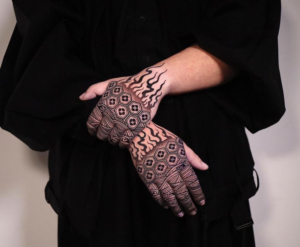 Hand Tattoos by Kuro Pattern | Kihwan Kim : TattooNOW
